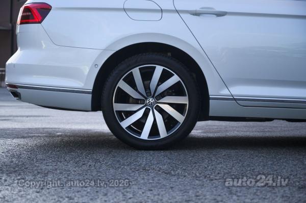 White Volkswagen Passat 2018 in Tallinn, with an engine capacity of 2.00 L and mileage of 208 thousand km for 15000 €, photo 9 on AUTOMOTO.COM.LV