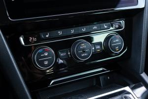Balts Volkswagen Passat 2018 Rīga, ar dzinēja tilpumu 1.80 L un nobraukumu 83 tūkst. km par 13950 €, foto 22 vietnē AUTOMOTO.COM.LV