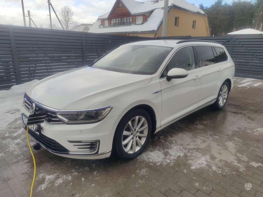 White Volkswagen Passat 2018 in Vilnius, with an engine capacity of 1.40 L and mileage of 157 thousand km for 15000 €, photo 1 on AUTOMOTO.COM.LV