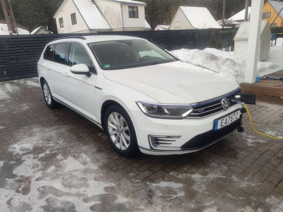 White Volkswagen Passat 2018 in Vilnius, with an engine capacity of 1.40 L and mileage of 157 thousand km for 15000 €, photo 3 on AUTOMOTO.COM.LV