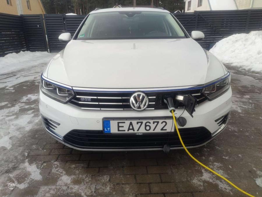 White Volkswagen Passat 2018 in Vilnius, with an engine capacity of 1.40 L and mileage of 157 thousand km for 15000 €, photo 4 on AUTOMOTO.COM.LV
