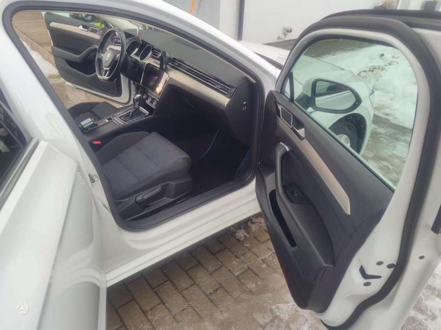 White Volkswagen Passat 2018 in Vilnius, with an engine capacity of 1.40 L and mileage of 157 thousand km for 15000 €, photo 11 on AUTOMOTO.COM.LV