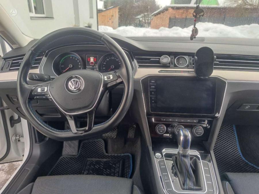 White Volkswagen Passat 2018 in Vilnius, with an engine capacity of 1.40 L and mileage of 157 thousand km for 15000 €, photo 14 on AUTOMOTO.COM.LV