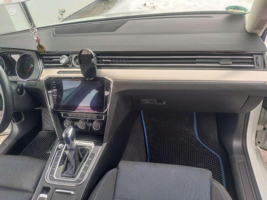 White Volkswagen Passat 2018 in Vilnius, with an engine capacity of 1.40 L and mileage of 157 thousand km for 15000 €, photo 17 on AUTOMOTO.COM.LV
