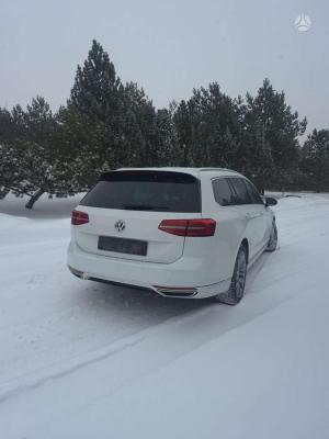 White Volkswagen Passat 2019 in Siauliai, with an engine capacity of 1.97 L and mileage of 302 thousand km for 12200 €, photo 4 on AUTOMOTO.COM.LV