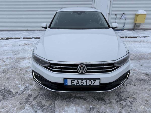 White Volkswagen Passat 2019 in Vilnius, with an engine capacity of 1.40 L and mileage of 156 thousand km for 15950 €, photo 2 on AUTOMOTO.COM.LV