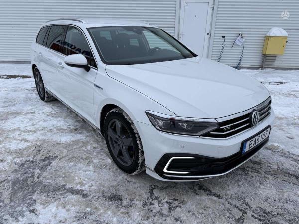 White Volkswagen Passat 2019 in Vilnius, with an engine capacity of 1.40 L and mileage of 156 thousand km for 15950 €, photo 3 on AUTOMOTO.COM.LV