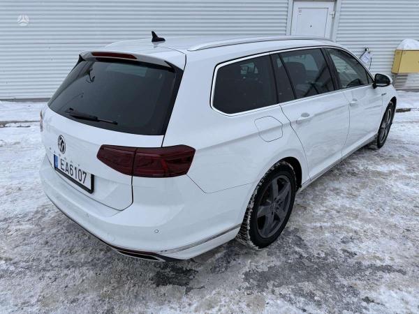 White Volkswagen Passat 2019 in Vilnius, with an engine capacity of 1.40 L and mileage of 156 thousand km for 15950 €, photo 5 on AUTOMOTO.COM.LV