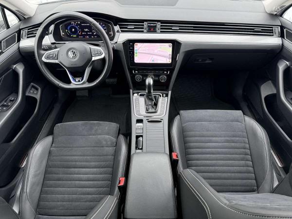 White Volkswagen Passat 2019 in Vilnius, with an engine capacity of 1.40 L and mileage of 156 thousand km for 15950 €, photo 6 on AUTOMOTO.COM.LV