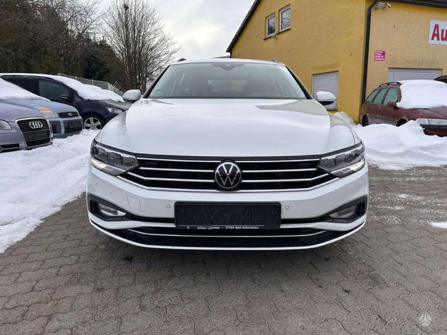 White Volkswagen Passat 2019 in Utena, with an engine capacity of 1.97 L and mileage of 457 thousand km for 9999 €, photo 1 on AUTOMOTO.COM.LV