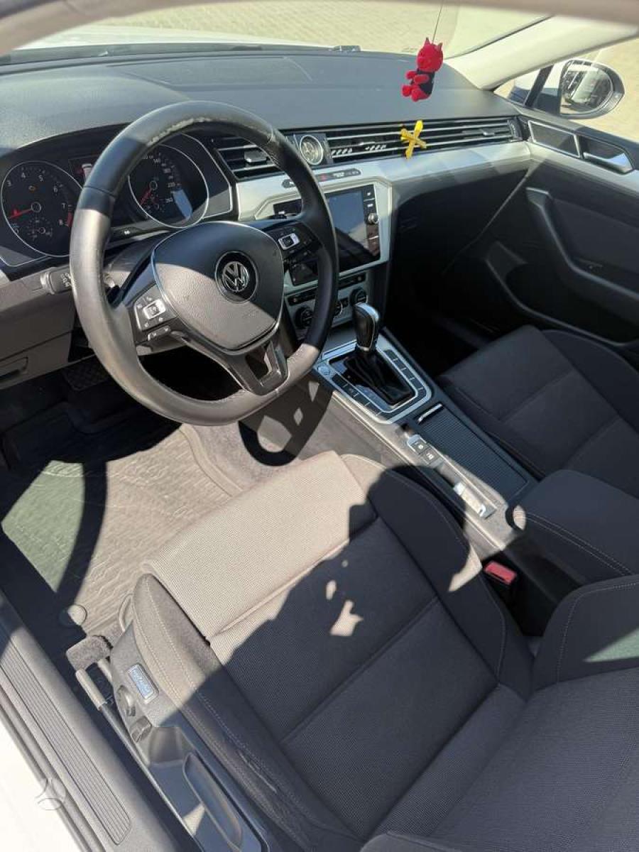 White Volkswagen Passat 2019 in Kaunas, with an engine capacity of 1.50 L and mileage of 376 thousand km for 7500 €, photo 12 on AUTOMOTO.COM.LV