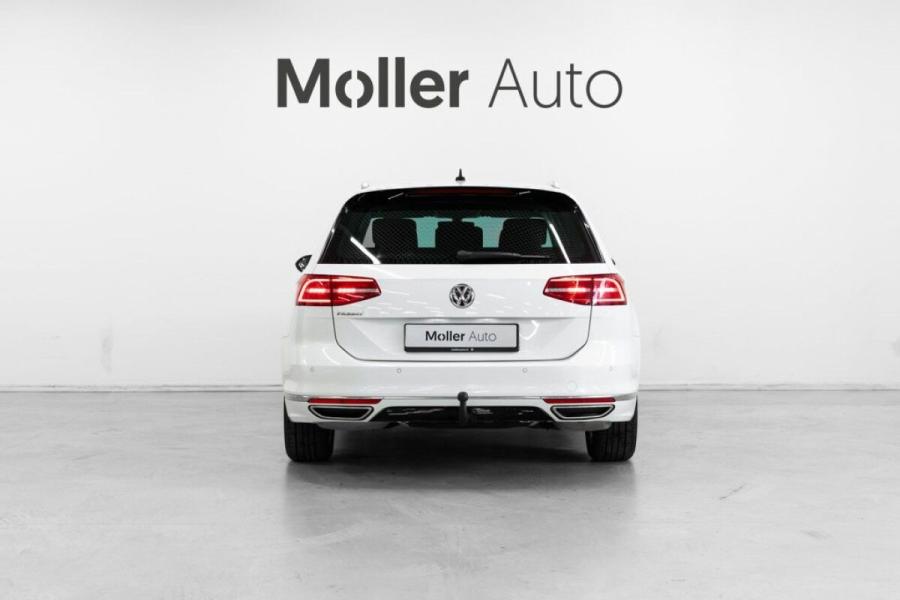 White Volkswagen Passat 2019 in Vilnius, with an engine capacity of 1.50 L and mileage of 132 thousand km for 16900 €, photo 7 on AUTOMOTO.COM.LV