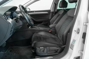 White Volkswagen Passat 2019 in Vilnius, with an engine capacity of 1.50 L and mileage of 132 thousand km for 16900 €, photo 8 on AUTOMOTO.COM.LV