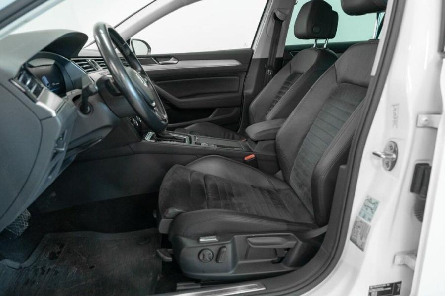 White Volkswagen Passat 2019 in Vilnius, with an engine capacity of 1.50 L and mileage of 132 thousand km for 16900 €, photo 8 on AUTOMOTO.COM.LV