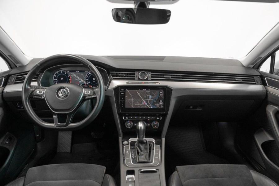 White Volkswagen Passat 2019 in Vilnius, with an engine capacity of 1.50 L and mileage of 132 thousand km for 16900 €, photo 9 on AUTOMOTO.COM.LV