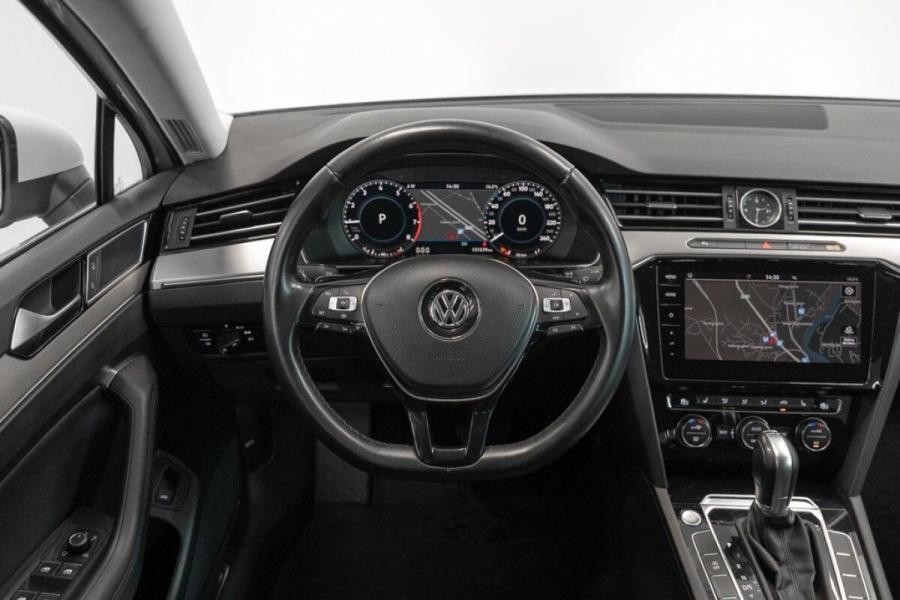 White Volkswagen Passat 2019 in Vilnius, with an engine capacity of 1.50 L and mileage of 132 thousand km for 16900 €, photo 10 on AUTOMOTO.COM.LV