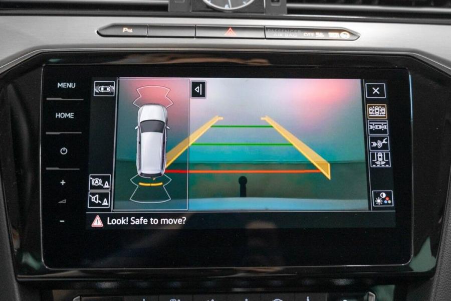 White Volkswagen Passat 2019 in Vilnius, with an engine capacity of 1.50 L and mileage of 132 thousand km for 16900 €, photo 12 on AUTOMOTO.COM.LV