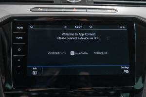 White Volkswagen Passat 2019 in Vilnius, with an engine capacity of 1.50 L and mileage of 132 thousand km for 16900 €, photo 13 on AUTOMOTO.COM.LV