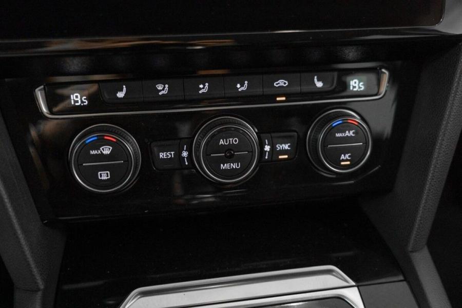 White Volkswagen Passat 2019 in Vilnius, with an engine capacity of 1.50 L and mileage of 132 thousand km for 16900 €, photo 16 on AUTOMOTO.COM.LV