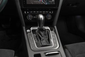 White Volkswagen Passat 2019 in Vilnius, with an engine capacity of 1.50 L and mileage of 132 thousand km for 16900 €, photo 17 on AUTOMOTO.COM.LV