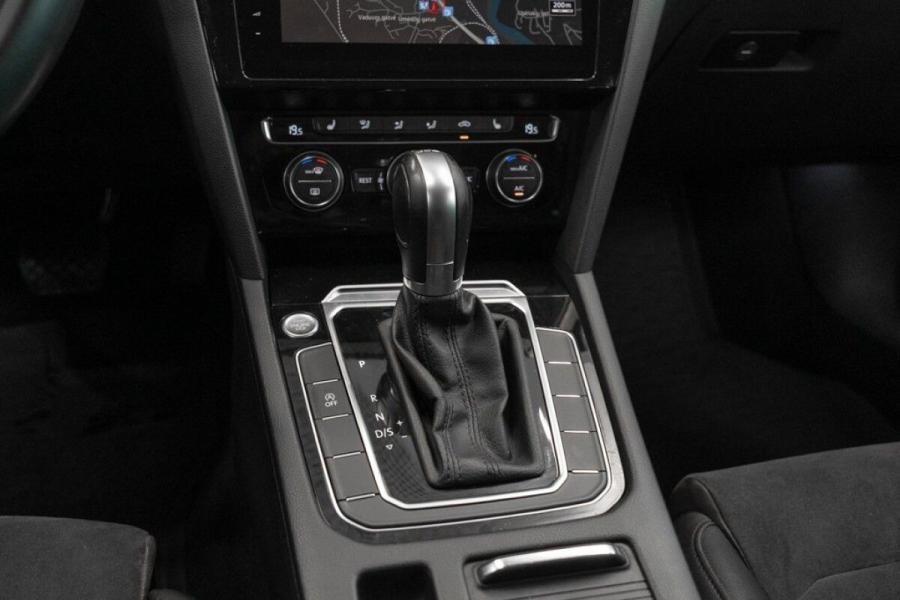 White Volkswagen Passat 2019 in Vilnius, with an engine capacity of 1.50 L and mileage of 132 thousand km for 16900 €, photo 17 on AUTOMOTO.COM.LV