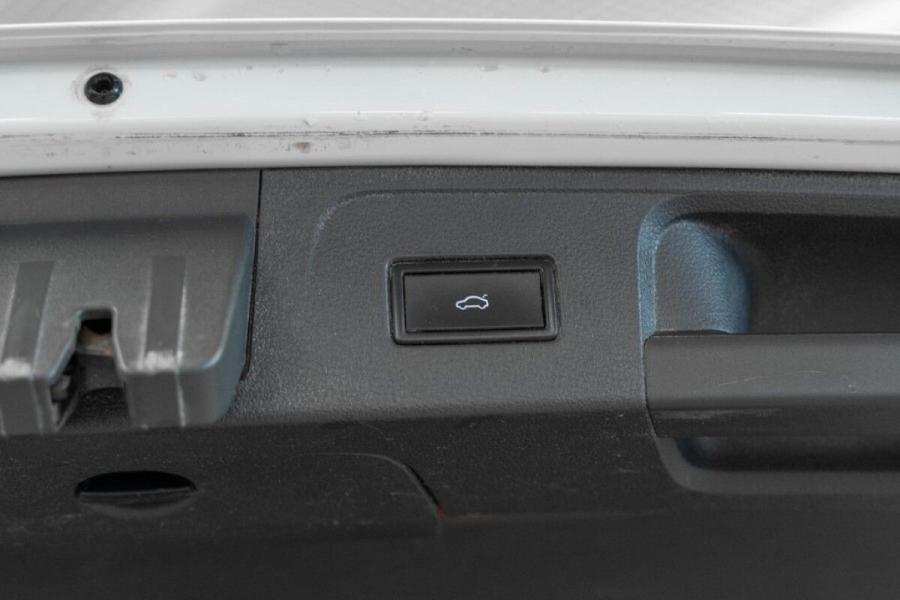 White Volkswagen Passat 2019 in Vilnius, with an engine capacity of 1.50 L and mileage of 132 thousand km for 16900 €, photo 20 on AUTOMOTO.COM.LV
