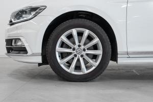 White Volkswagen Passat 2019 in Vilnius, with an engine capacity of 1.50 L and mileage of 132 thousand km for 16900 €, photo 22 on AUTOMOTO.COM.LV