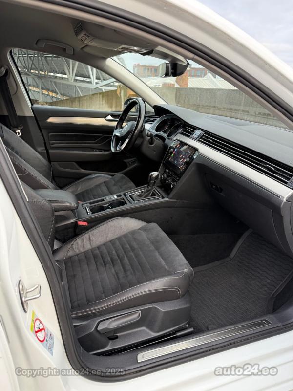 White Volkswagen Passat 2020 in Tallinn, with an engine capacity of 2.00 L and mileage of 132 thousand km for 23590 €, photo 11 on AUTOMOTO.COM.LV