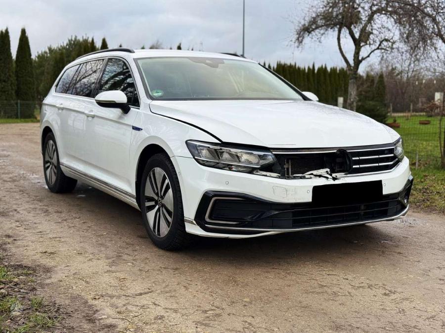 White Volkswagen Passat 2020 in Klaipeda, with an engine capacity of 1.40 L and mileage of 241 thousand km for 10400 €, photo 3 on AUTOMOTO.COM.LV