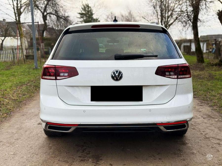 White Volkswagen Passat 2020 in Klaipeda, with an engine capacity of 1.40 L and mileage of 241 thousand km for 10400 €, photo 5 on AUTOMOTO.COM.LV