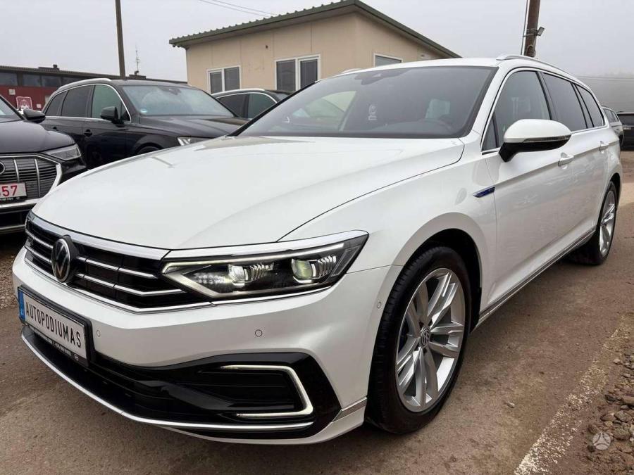 White Volkswagen Passat 2020 in Vilnius, with an engine capacity of 1.40 L and mileage of 175 thousand km for 16450 €, photo 1 on AUTOMOTO.COM.LV