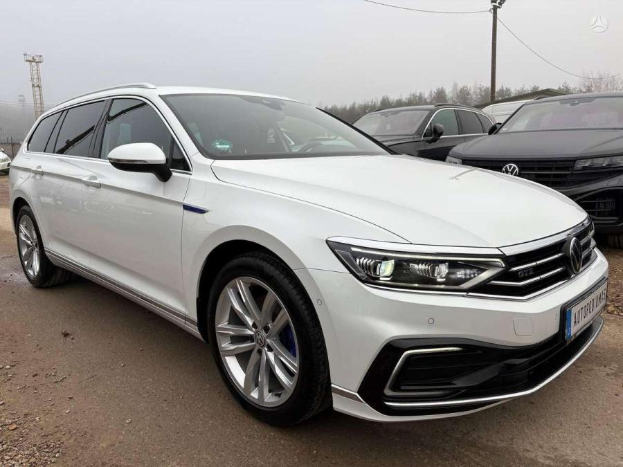 White Volkswagen Passat 2020 in Vilnius, with an engine capacity of 1.40 L and mileage of 175 thousand km for 16450 €, photo 2 on AUTOMOTO.COM.LV