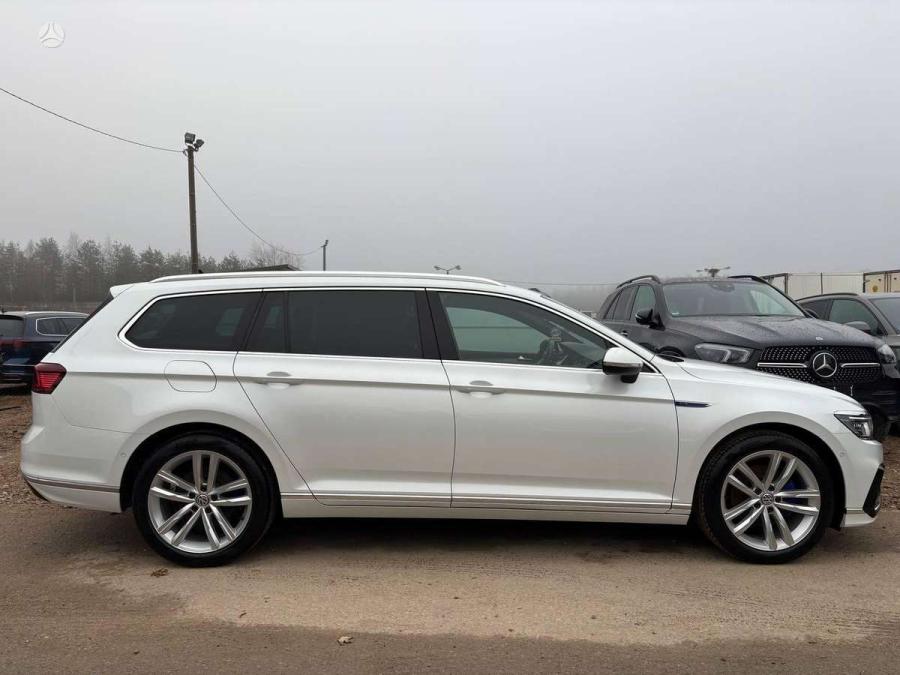 White Volkswagen Passat 2020 in Vilnius, with an engine capacity of 1.40 L and mileage of 175 thousand km for 16450 €, photo 5 on AUTOMOTO.COM.LV