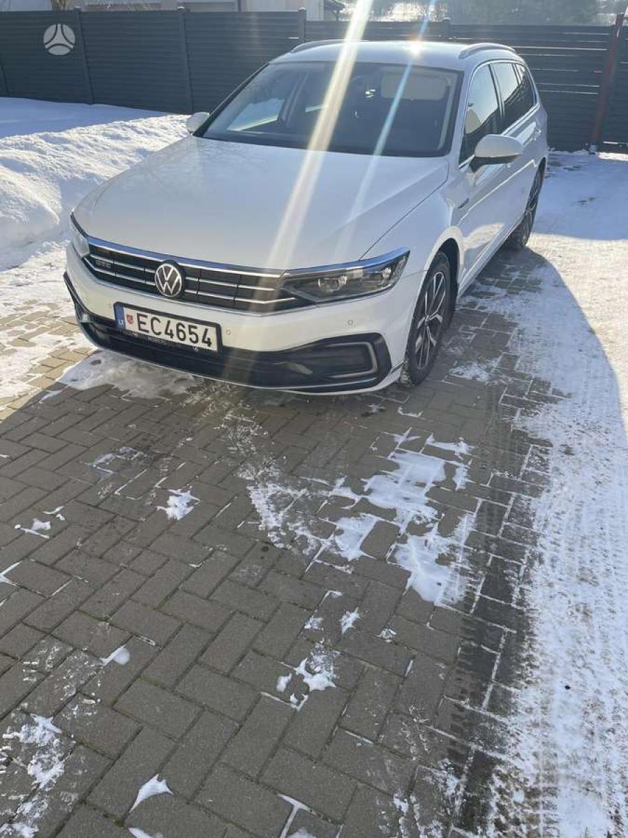 White Volkswagen Passat 2020 in Vilnius, with an engine capacity of 1.40 L and mileage of 259 thousand km for 15500 €, photo 4 on AUTOMOTO.COM.LV