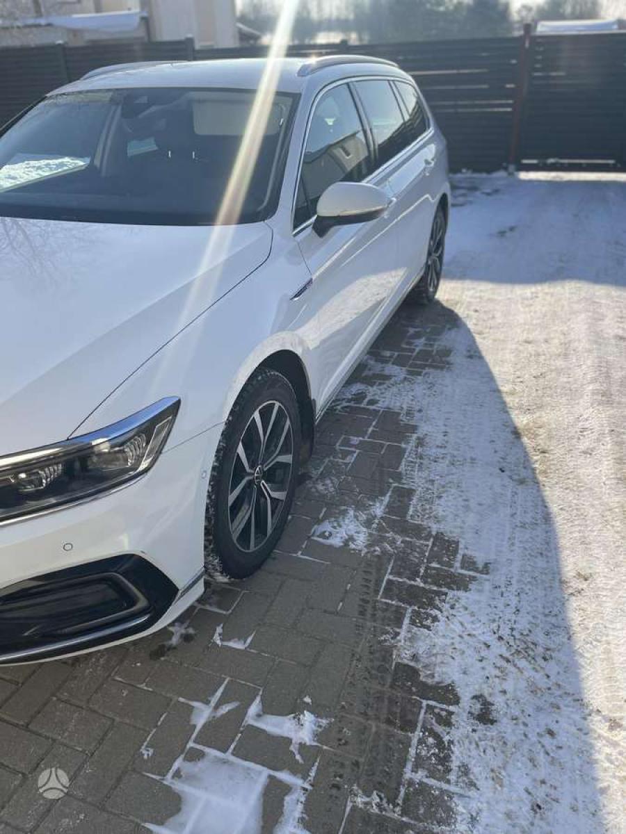White Volkswagen Passat 2020 in Vilnius, with an engine capacity of 1.40 L and mileage of 259 thousand km for 15500 €, photo 5 on AUTOMOTO.COM.LV