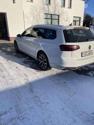 White Volkswagen Passat 2020 in Vilnius, with an engine capacity of 1.40 L and mileage of 259 thousand km for 15500 €, photo 6 on AUTOMOTO.COM.LV