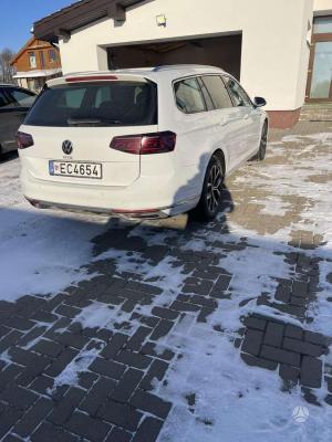 White Volkswagen Passat 2020 in Vilnius, with an engine capacity of 1.40 L and mileage of 259 thousand km for 15500 €, photo 7 on AUTOMOTO.COM.LV
