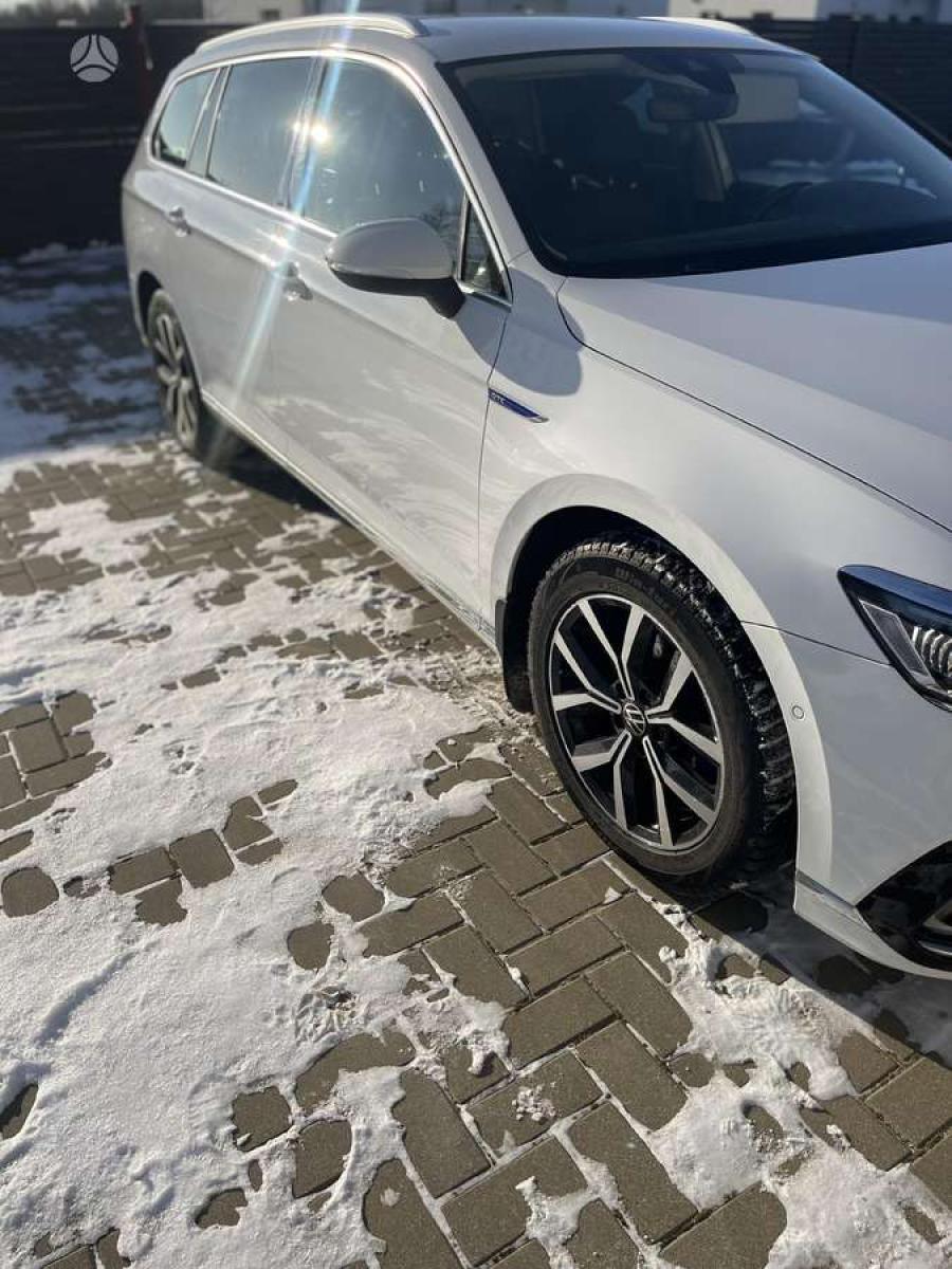 White Volkswagen Passat 2020 in Vilnius, with an engine capacity of 1.40 L and mileage of 259 thousand km for 15500 €, photo 8 on AUTOMOTO.COM.LV