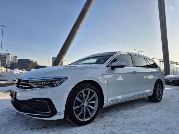 Balts Volkswagen Passat 2020 Viļņa, ar dzinēja tilpumu 1.40 L un nobraukumu 102 tūkst. km par 18400 €, foto 1 vietnē AUTOMOTO.COM.LV