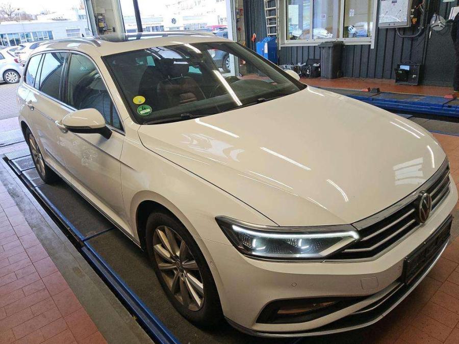 White Volkswagen Passat 2020 in Vilnius, with an engine capacity of 1.97 L and mileage of 161 thousand km for 18950 €, photo 1 on AUTOMOTO.COM.LV