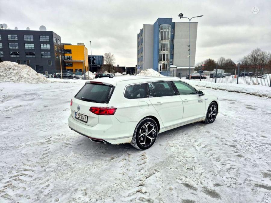 Balts Volkswagen Passat 2020 Viļņa, ar dzinēja tilpumu 1.40 L un nobraukumu 185 tūkst. km par 18900 €, foto 4 vietnē AUTOMOTO.COM.LV