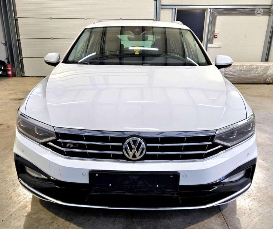 White Volkswagen Passat 2020 in Marijampole, with an engine capacity of 2.00 L and mileage of 321 thousand km for 13915 €, photo 2 on AUTOMOTO.COM.LV
