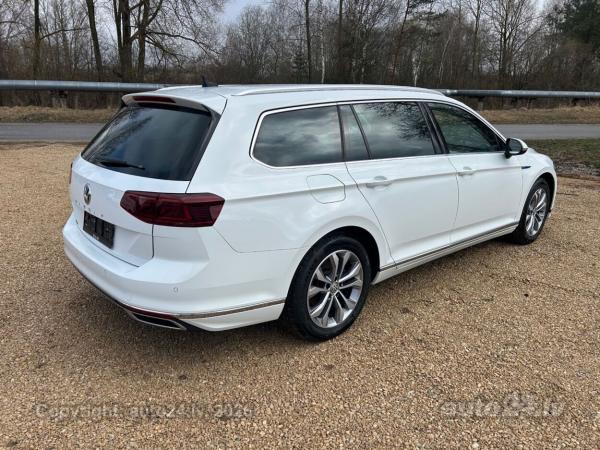 White Volkswagen Passat 2020 in Voru, with an engine capacity of 1.40 L and mileage of 193 thousand km for 15990 €, photo 4 on AUTOMOTO.COM.LV