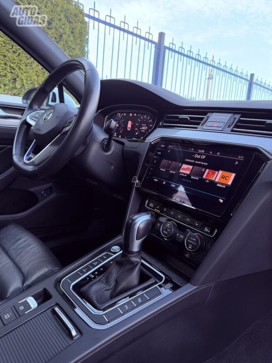 White Volkswagen Passat 2020 in Vilnius, with an engine capacity of 1.40 L and mileage of 186 thousand km for 18500 €, photo 13 on AUTOMOTO.COM.LV