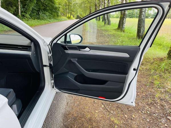 White Volkswagen Passat 2020 in Kaunas, with an engine capacity of 1.40 L and mileage of 176 thousand km for 15599 €, photo 8 on AUTOMOTO.COM.LV