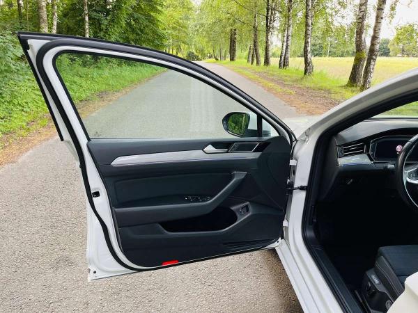 White Volkswagen Passat 2020 in Kaunas, with an engine capacity of 1.40 L and mileage of 176 thousand km for 15599 €, photo 9 on AUTOMOTO.COM.LV