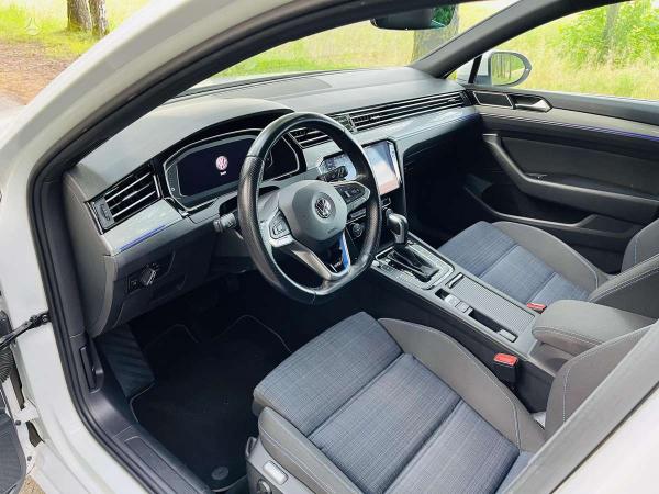 White Volkswagen Passat 2020 in Kaunas, with an engine capacity of 1.40 L and mileage of 176 thousand km for 15599 €, photo 10 on AUTOMOTO.COM.LV