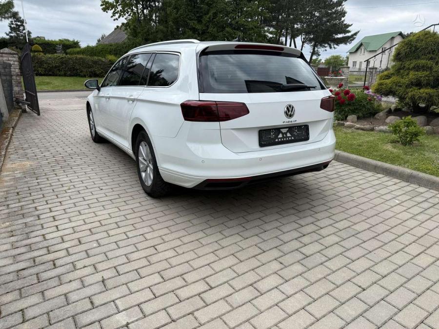 White Volkswagen Passat 2020 in Vilnius, with an engine capacity of 1.97 L and mileage of 149 thousand km for 14500 €, photo 3 on AUTOMOTO.COM.LV