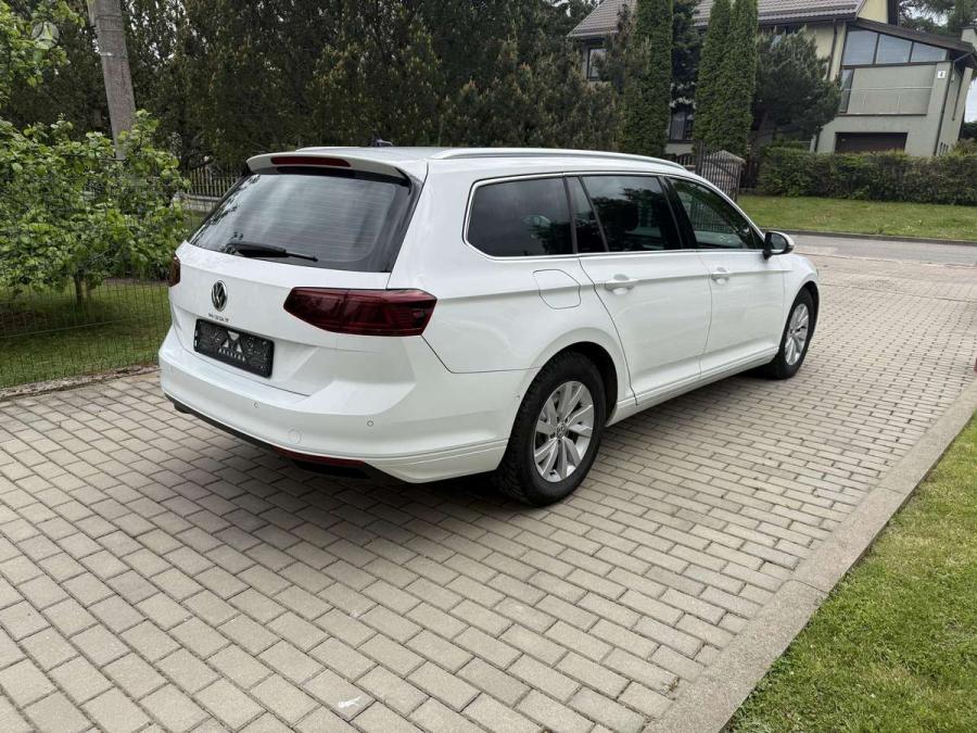 White Volkswagen Passat 2020 in Vilnius, with an engine capacity of 1.97 L and mileage of 149 thousand km for 14500 €, photo 4 on AUTOMOTO.COM.LV