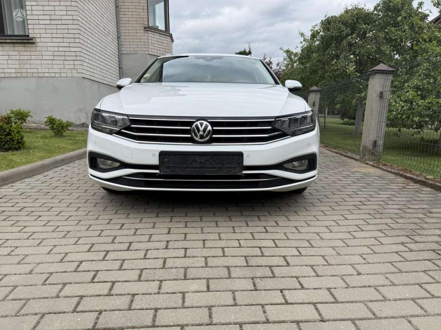 White Volkswagen Passat 2020 in Vilnius, with an engine capacity of 1.97 L and mileage of 149 thousand km for 14500 €, photo 6 on AUTOMOTO.COM.LV
